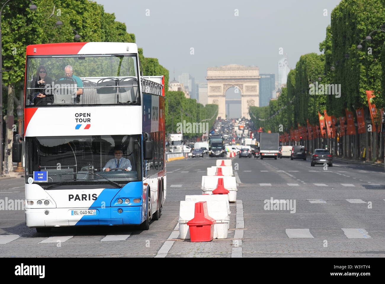 Paris transportation bus street hi-res stock photography and images - Alamy