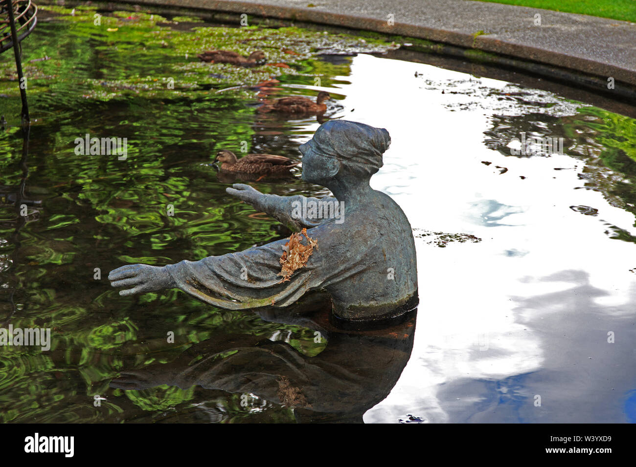 Centre new zealand sculpture on hi-res stock photography and images - Alamy