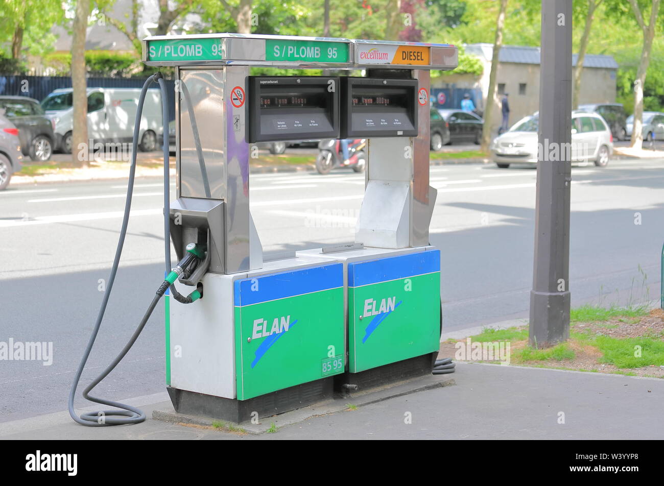Paris petrol station hi-res stock photography and images - Alamy