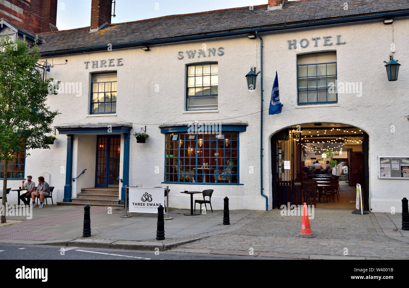 Hungerford the three swans hotel hi-res stock photography and images ...