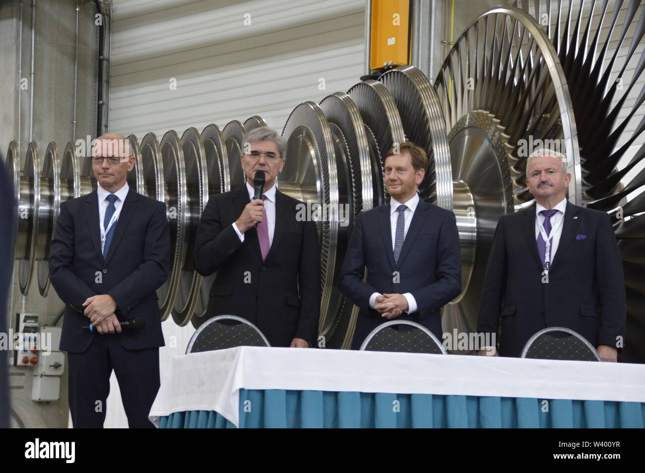Joe Kaeser, Michael Kretschmer, Ronald Schmidt beim im Siemens-Werk ...