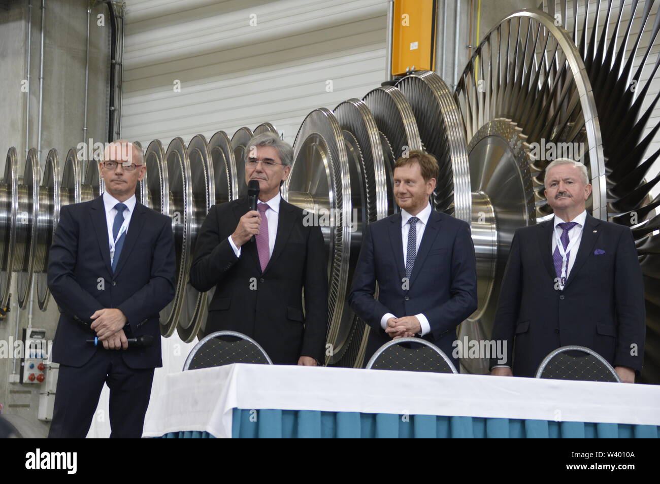 Joe Kaeser, Michael Kretschmer, Ronald Schmidt beim im Siemens-Werk ...