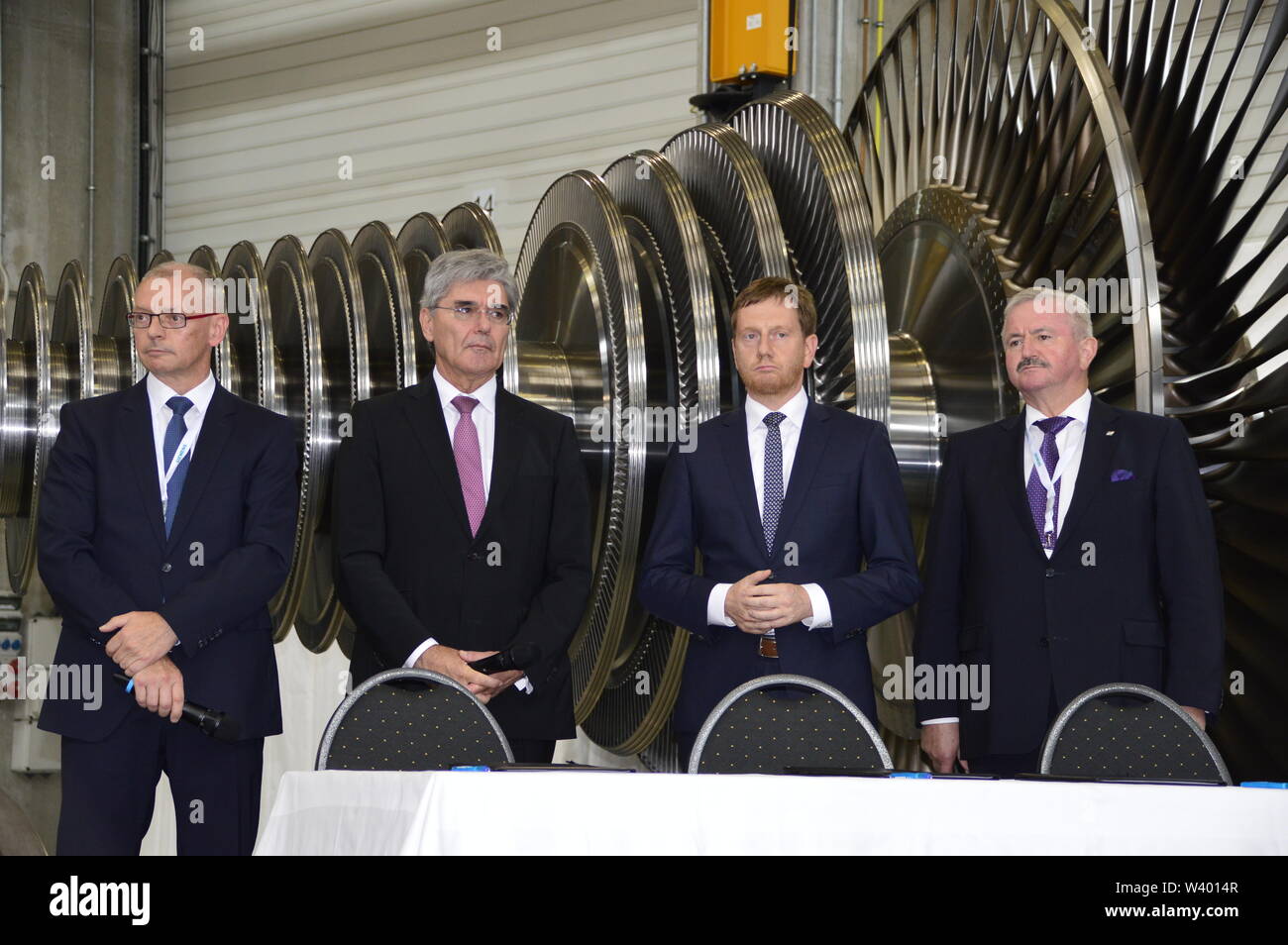 Joe Kaeser, Michael Kretschmer, Ronald Schmidt beim im Siemens-Werk ...