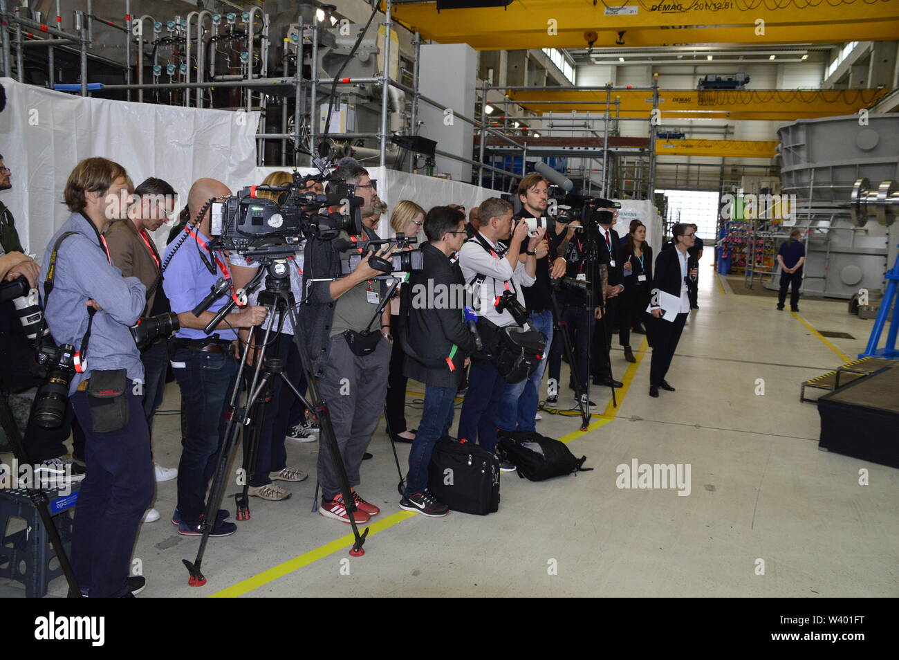 Joe Kaeser, Michael Kretschmer, Ronald Schmidt beim im Siemens-Werk ...