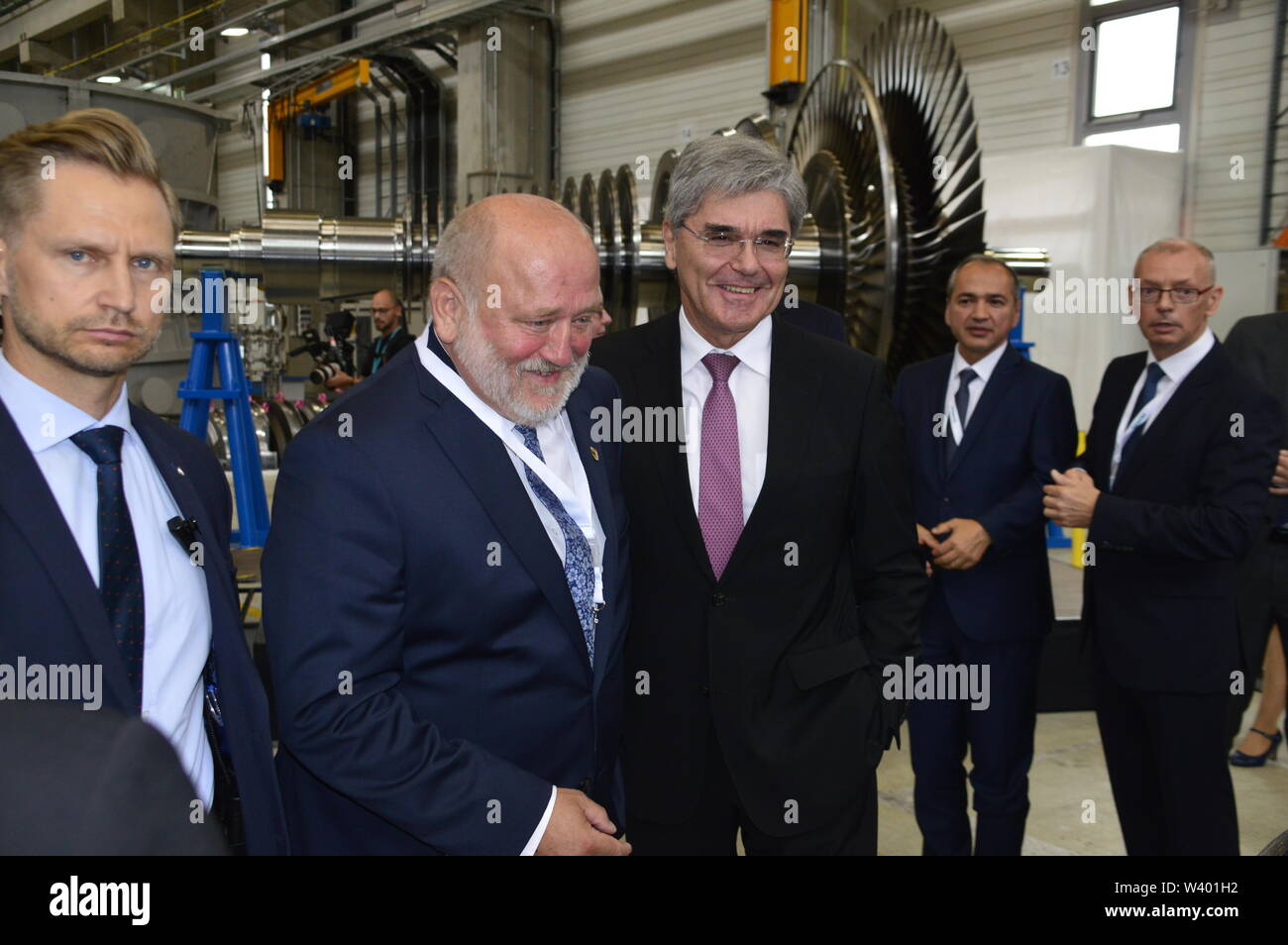 Joe Kaeser, Michael Kretschmer, Ronald Schmidt beim im Siemens-Werk ...