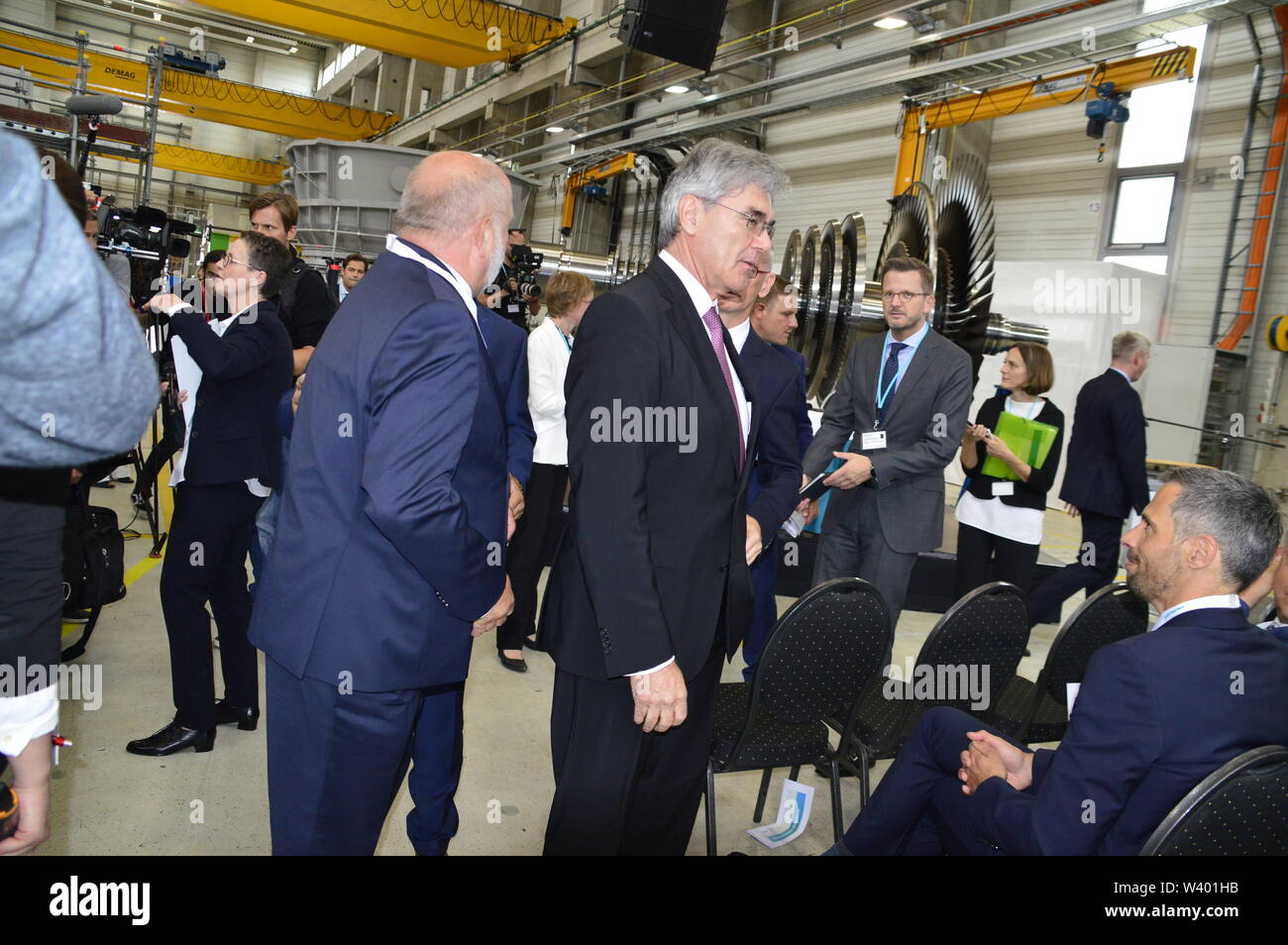 Joe Kaeser, Michael Kretschmer, Ronald Schmidt beim im Siemens-Werk ...
