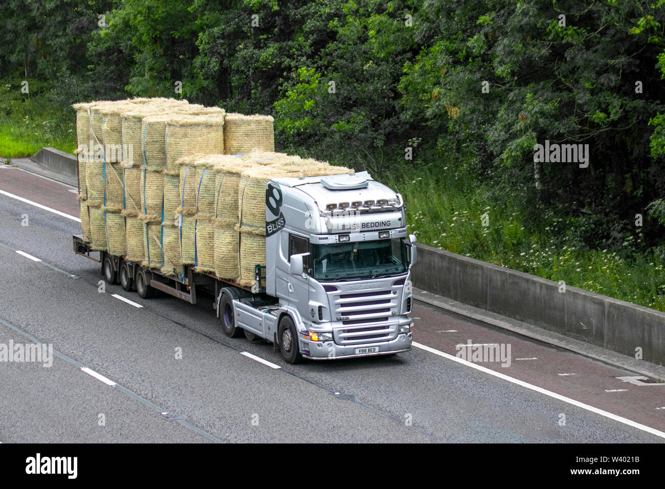 Straw lorry truck load hi-res stock photography and images - Alamy