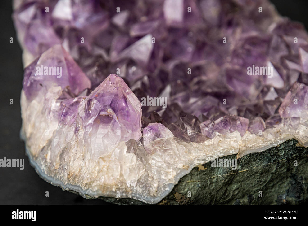 Black and grey geode hi-res stock photography and images - Alamy
