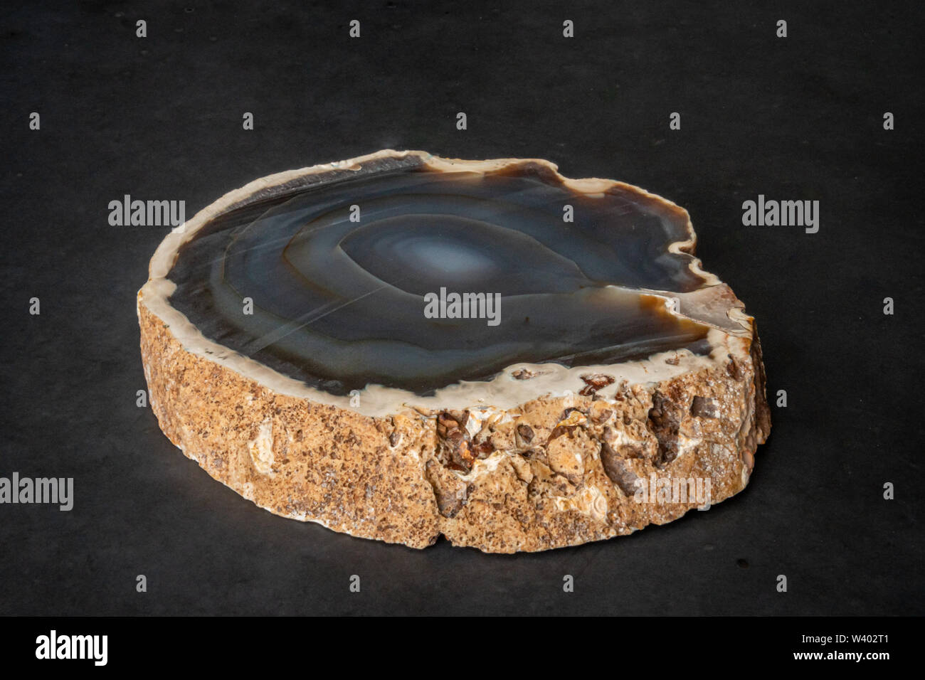 Black and grey geode hi-res stock photography and images - Alamy