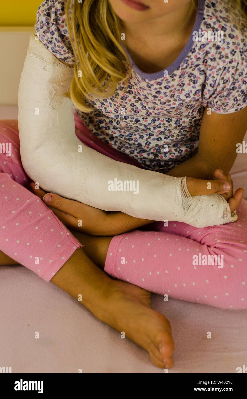 Shoulder wound hi-res stock photography and images - Alamy