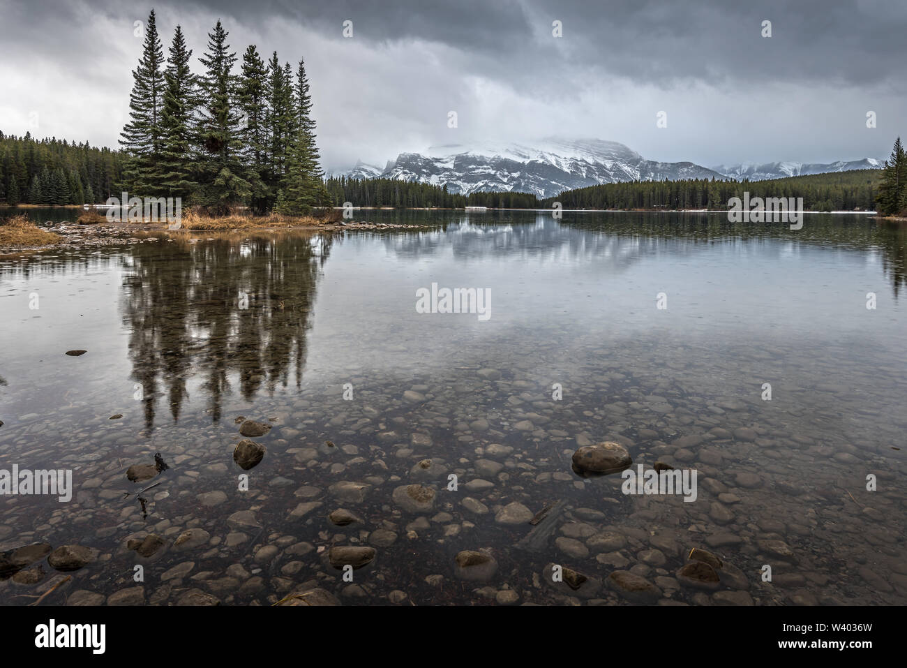 Two Jack Lake in Banff National Park, Alberta, Canada Stock Photo - Alamy