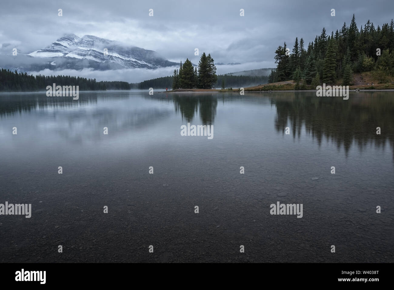 Two Jack Lake in Banff National Park, Alberta, Canada Stock Photo - Alamy