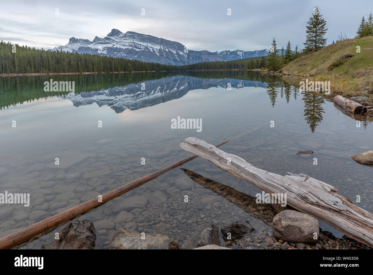 Two Jack Lake in Banff National Park, Alberta, Canada Stock Photo - Alamy