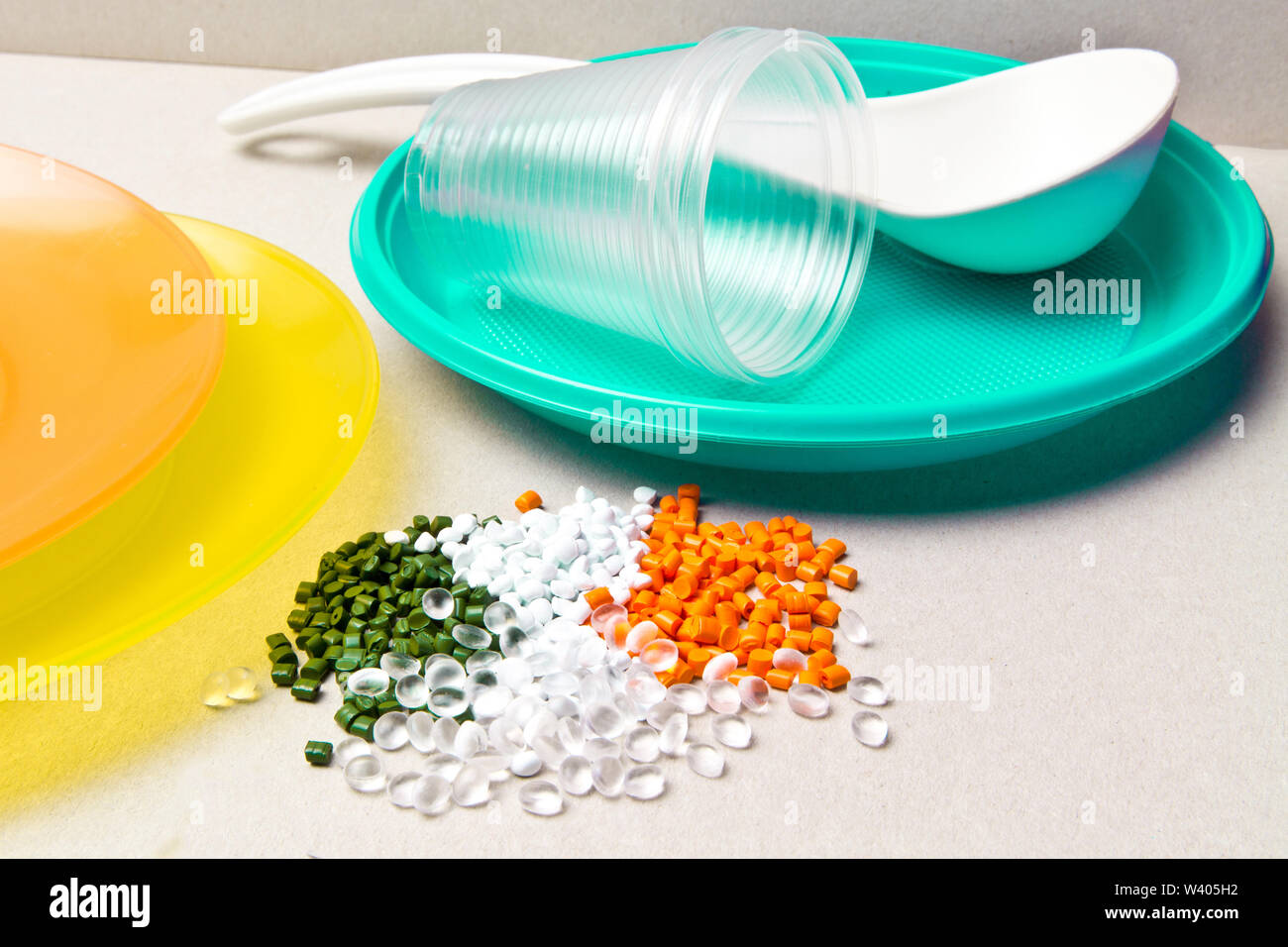 Polyethylene granules and disposable tableware made of polyethylene ...