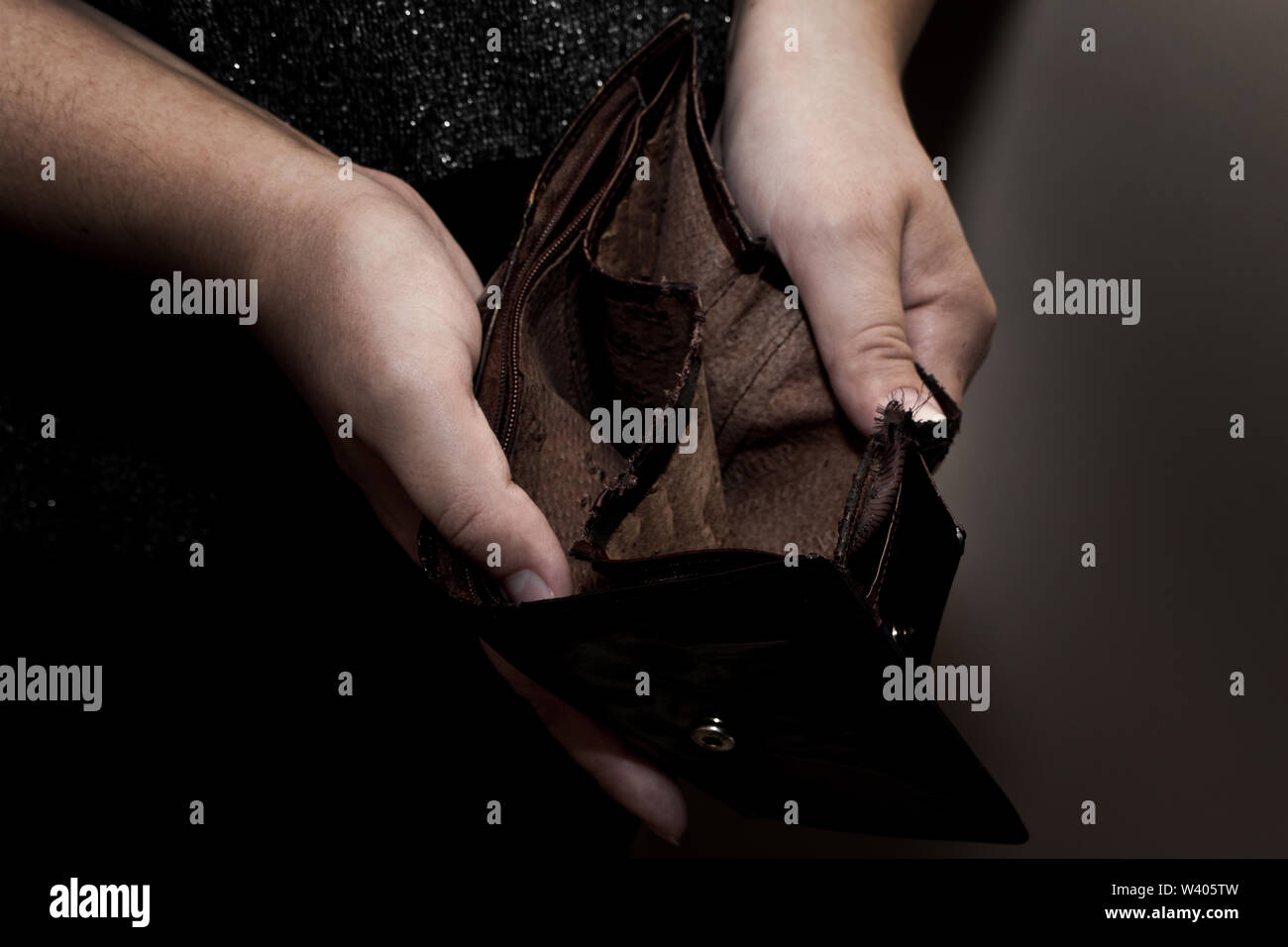 Old empty wallet in the hands of women. Poverty concept.purse for ...