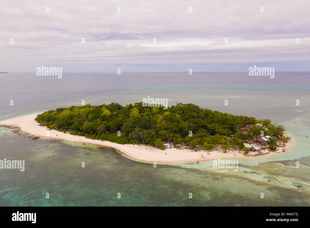 Round tropical island with white sandy beach, top view. Mantigue Island ...