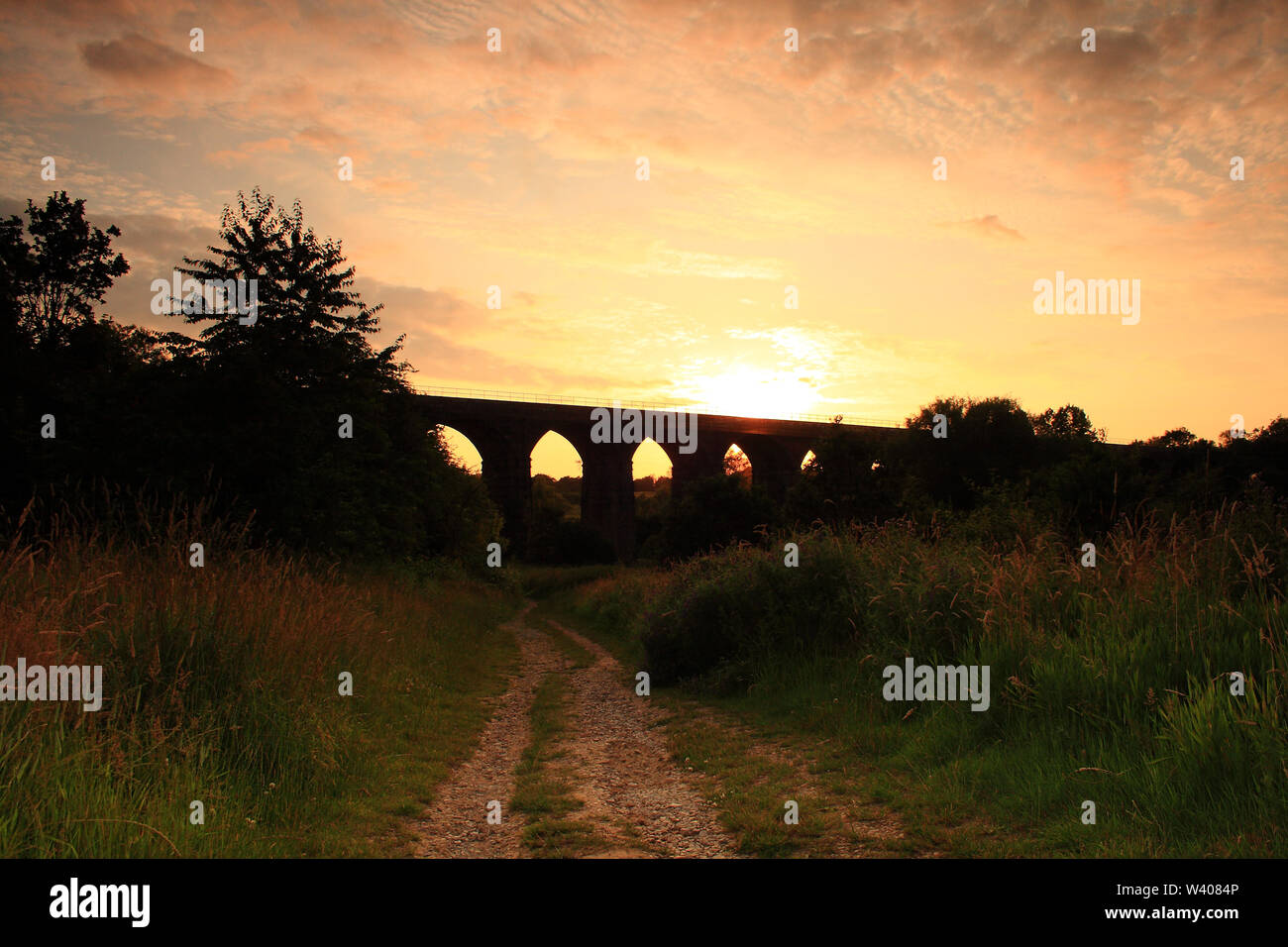 Viaduct silhouette hi-res stock photography and images - Alamy