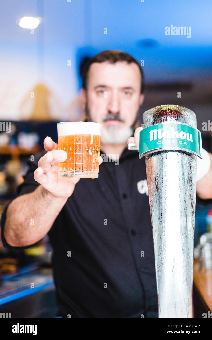 Pint of water at a bar hi-res stock photography and images - Alamy