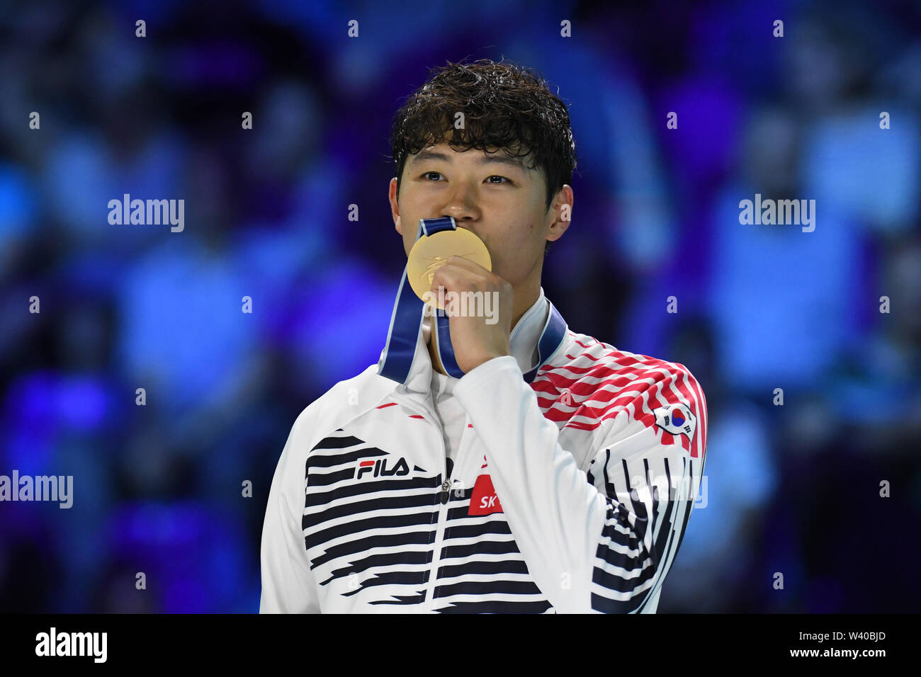 Champion Oh Sang-uk of South Korea celebrates during the 2019 FIE World ...