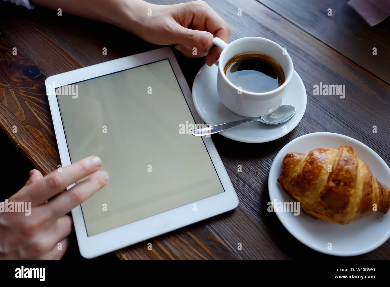Cup of coffee cake and computer tablet Stock Photo - Alamy
