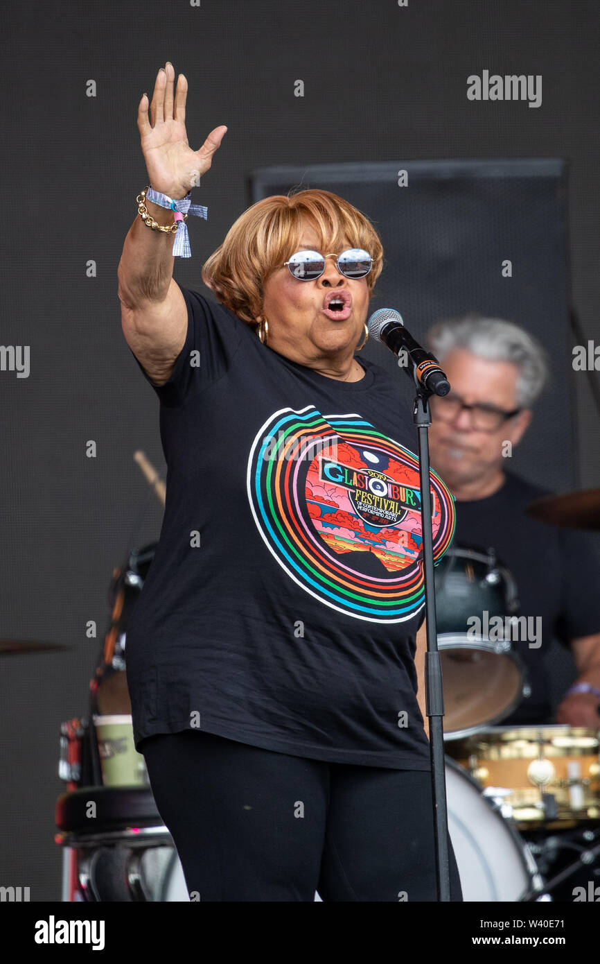 Sheryl crow performing on stage hi-res stock photography and images - Alamy