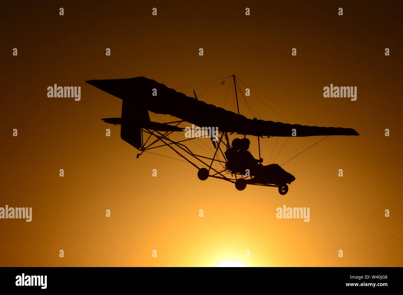 Silhouette ultralight aircraft hi-res stock photography and images - Alamy