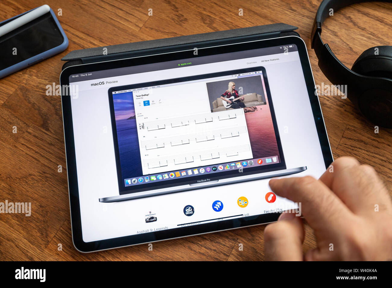 Fender play app hi-res stock photography and images - Alamy