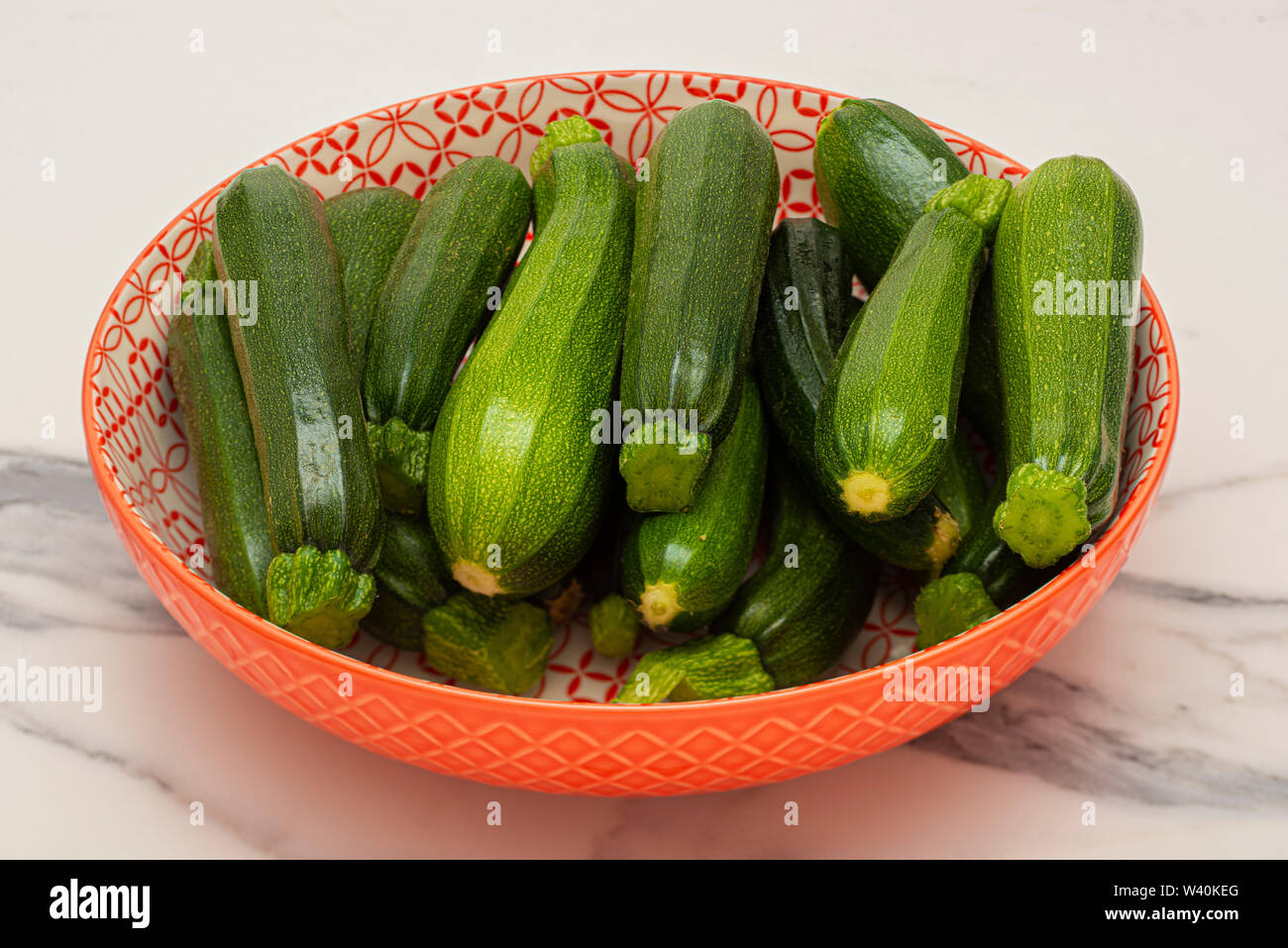 Bowl of green courgettes in various sizes Stock Photo - Alamy