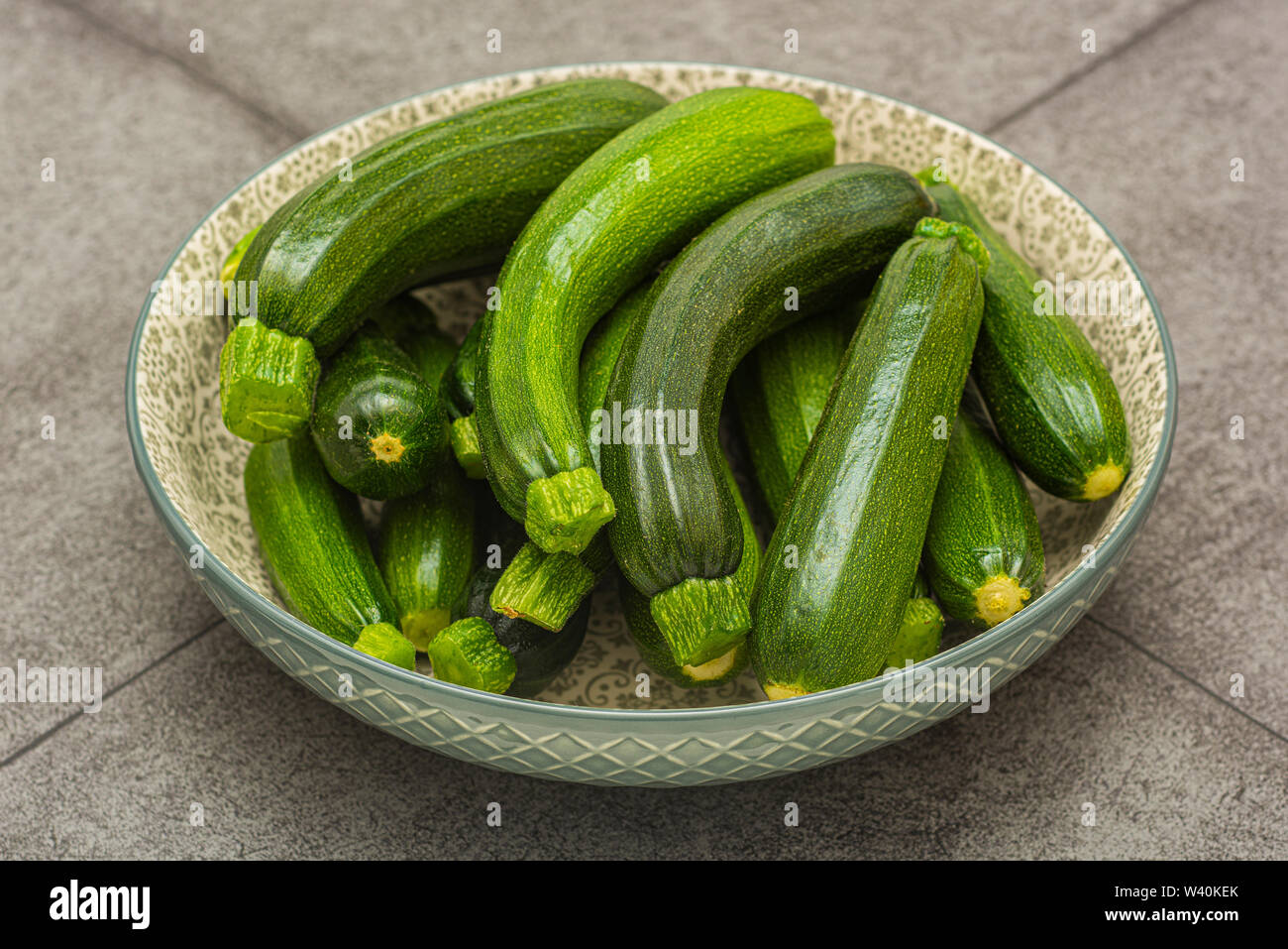 Bowl of green courgettes in various sizes Stock Photo - Alamy