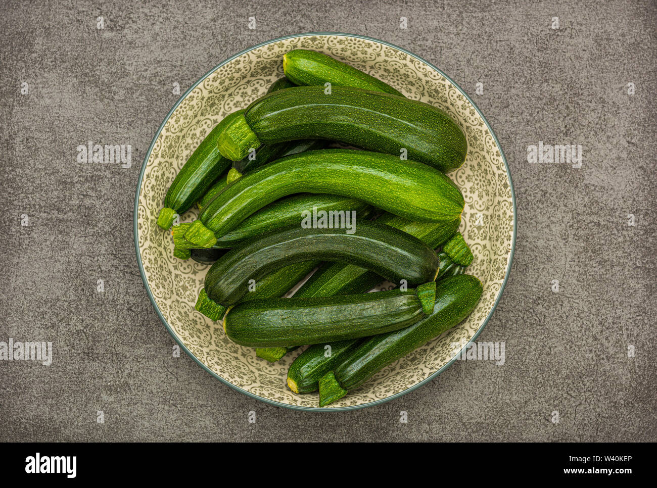 Bowl of green courgettes in various sizes Stock Photo - Alamy