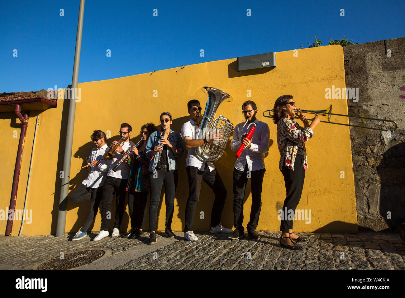 Streets musicians hi-res stock photography and images - Alamy