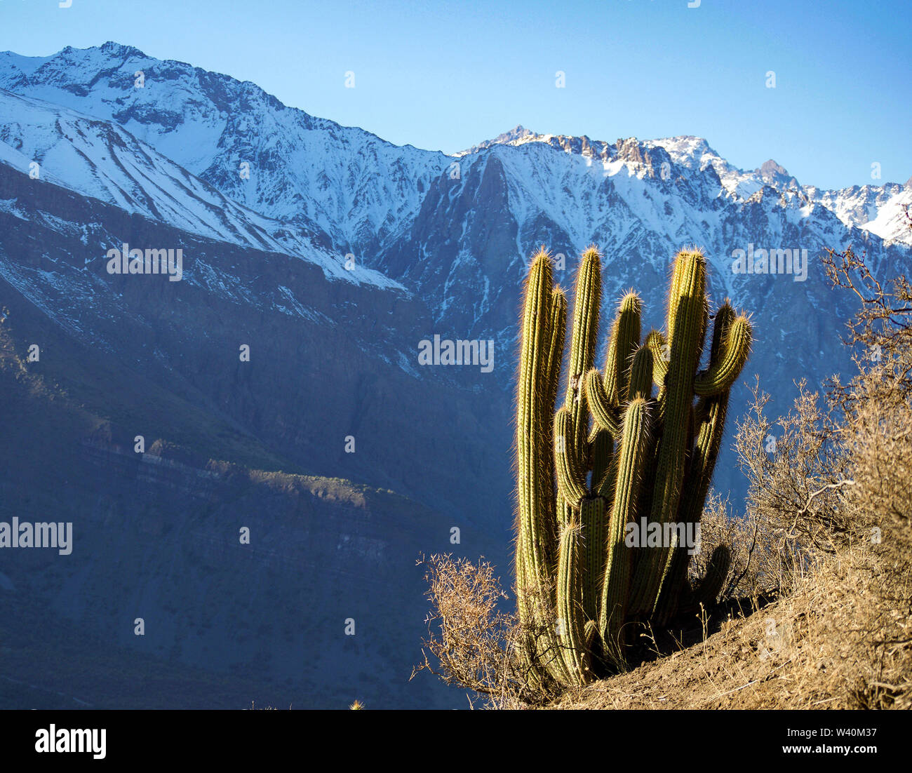 Snowy mountains background hi-res stock photography and images - Alamy