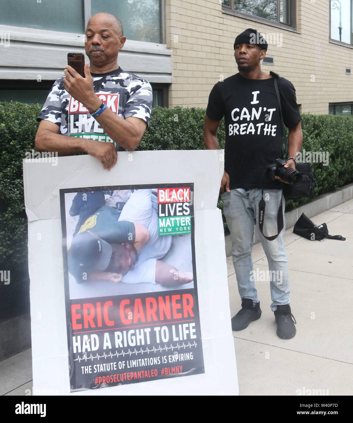 Daniel pantaleo eric garner hi-res stock photography and images - Alamy