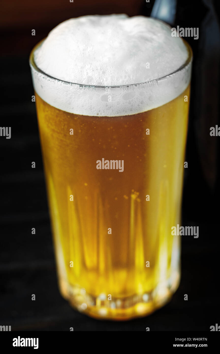 Beer pour bar hi-res stock photography and images - Alamy