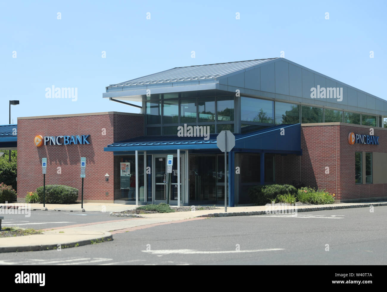 Bank exterior hi-res stock photography and images - Alamy
