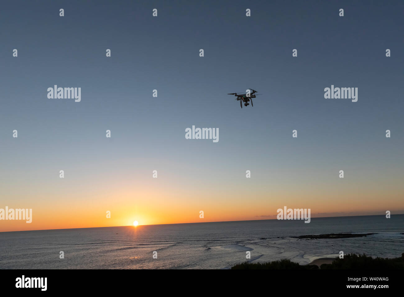 Flying drone sea hi-res stock photography and images - Alamy