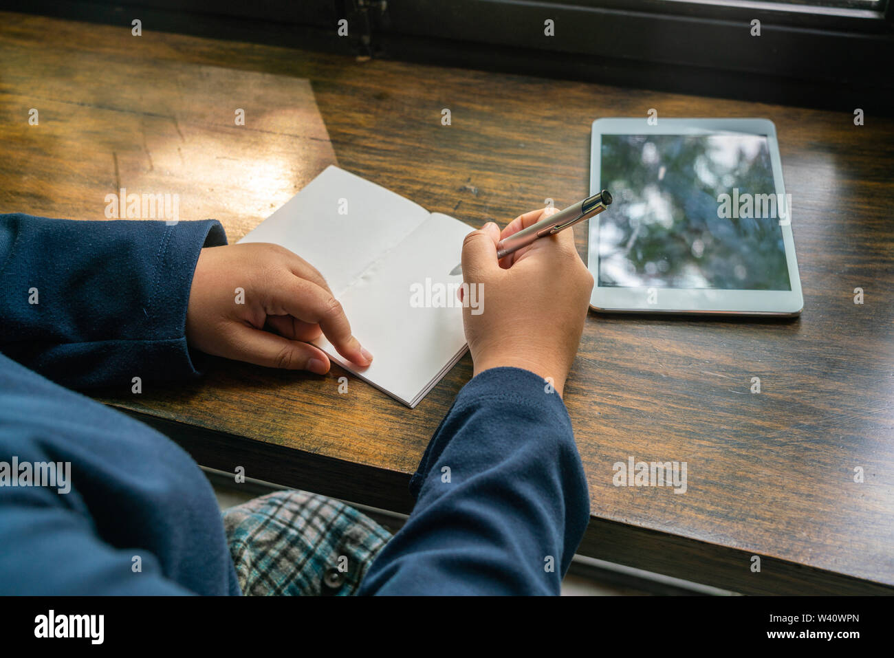 Human hand with pen and writing into note Stock Photo - Alamy