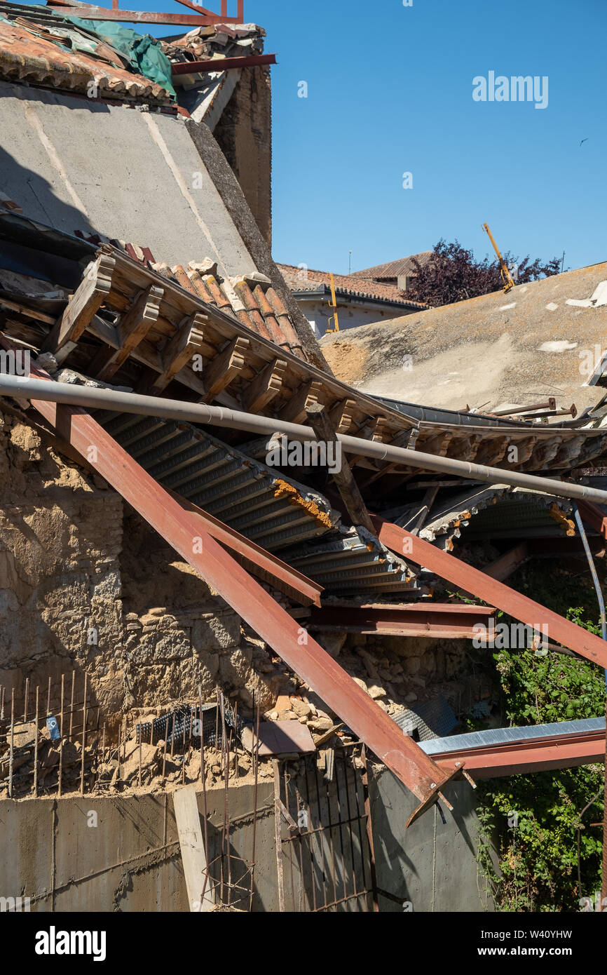 ruins of a collapsed building Stock Photo - Alamy