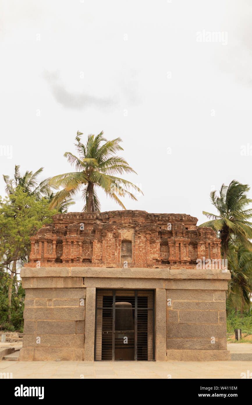 Badavi linga temple in Hampi city, Karnataka,India Stock Photo - Alamy