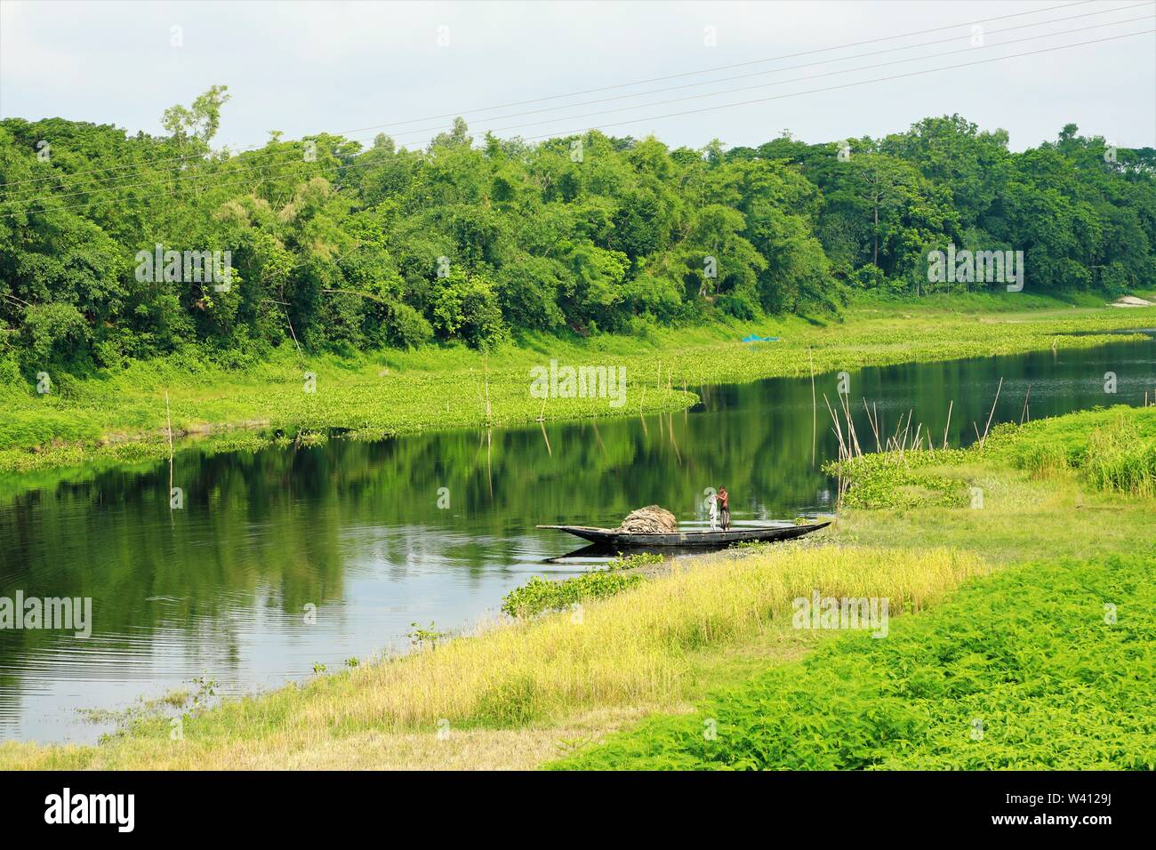 Boat on rive hi-res stock photography and images - Alamy
