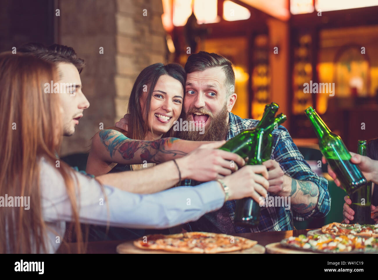 Family eating restaurant pizza hi-res stock photography and images - Alamy