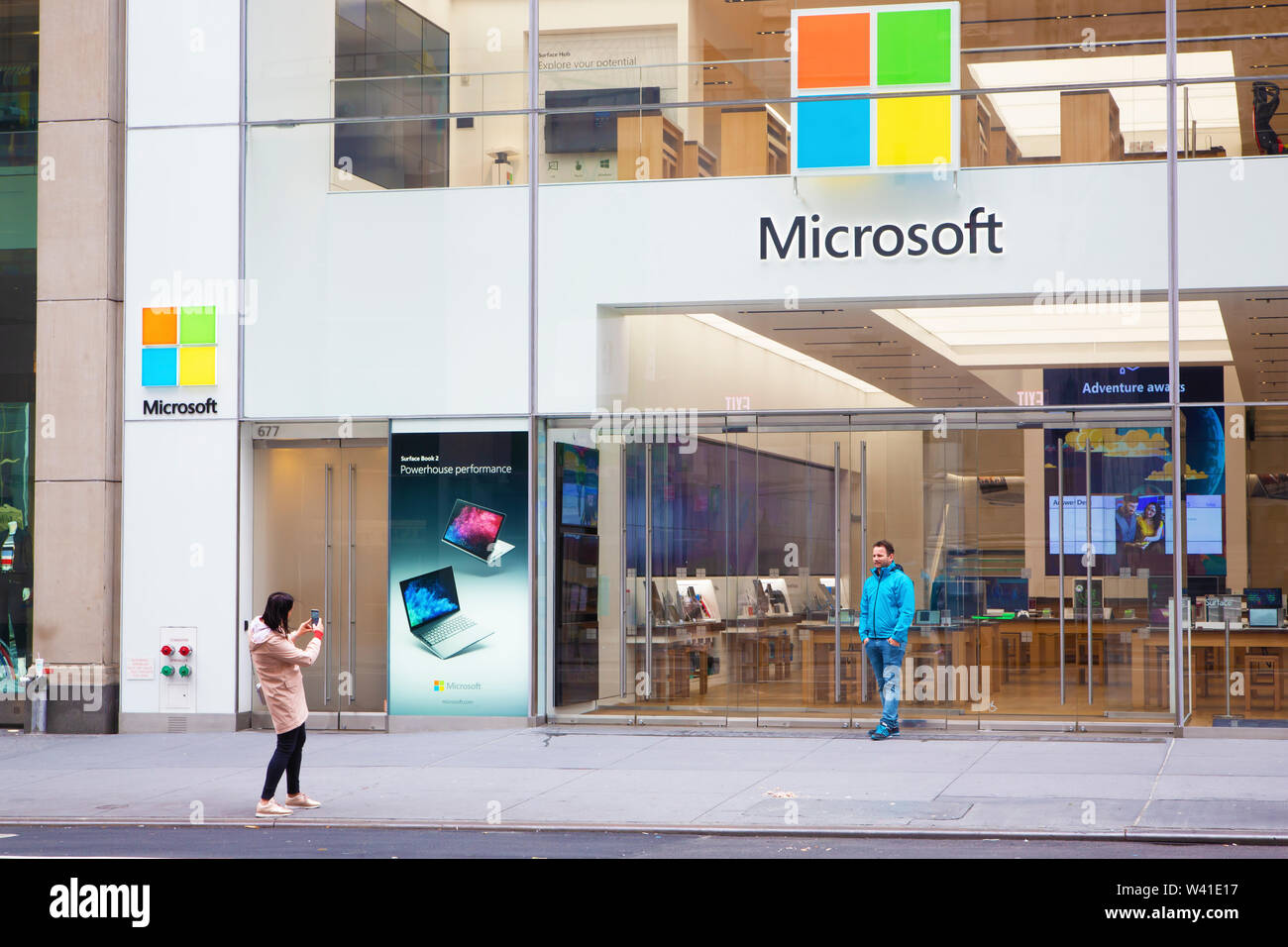 Microsoft store hi-res stock photography and images - Alamy
