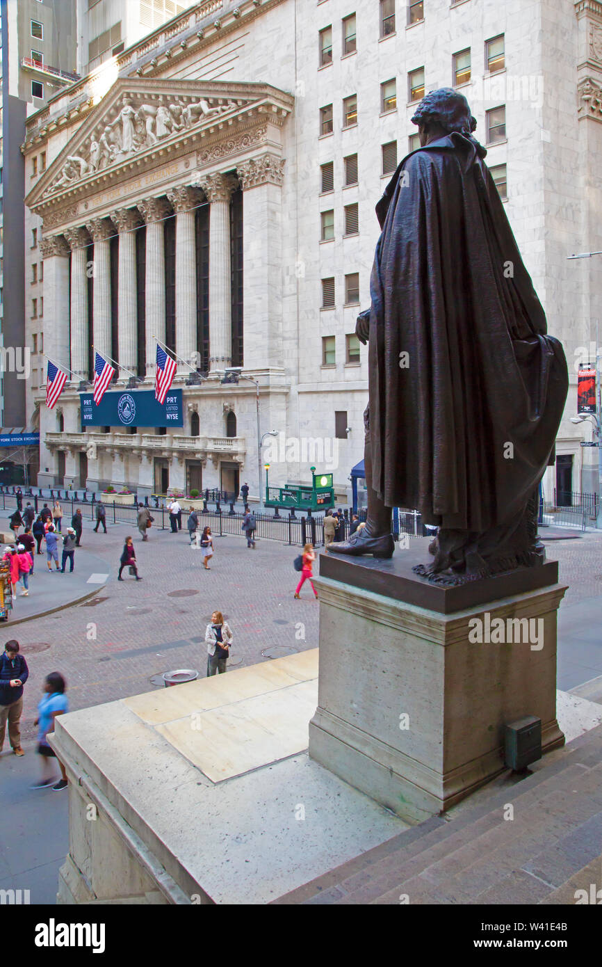Statue of George Washington and New York stock exchange Stock Photo - Alamy