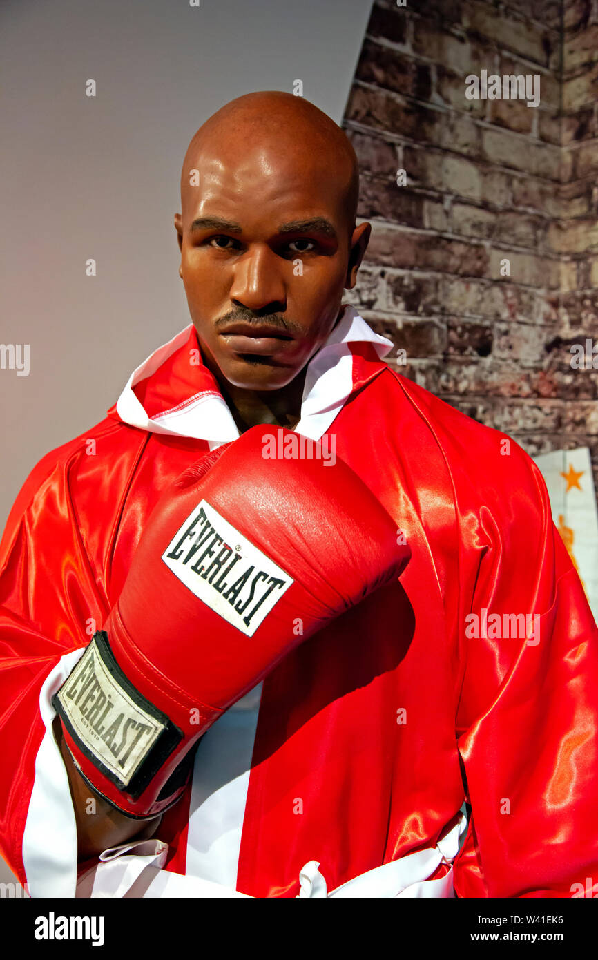 Evander hollyfield hi-res stock photography and images - Alamy