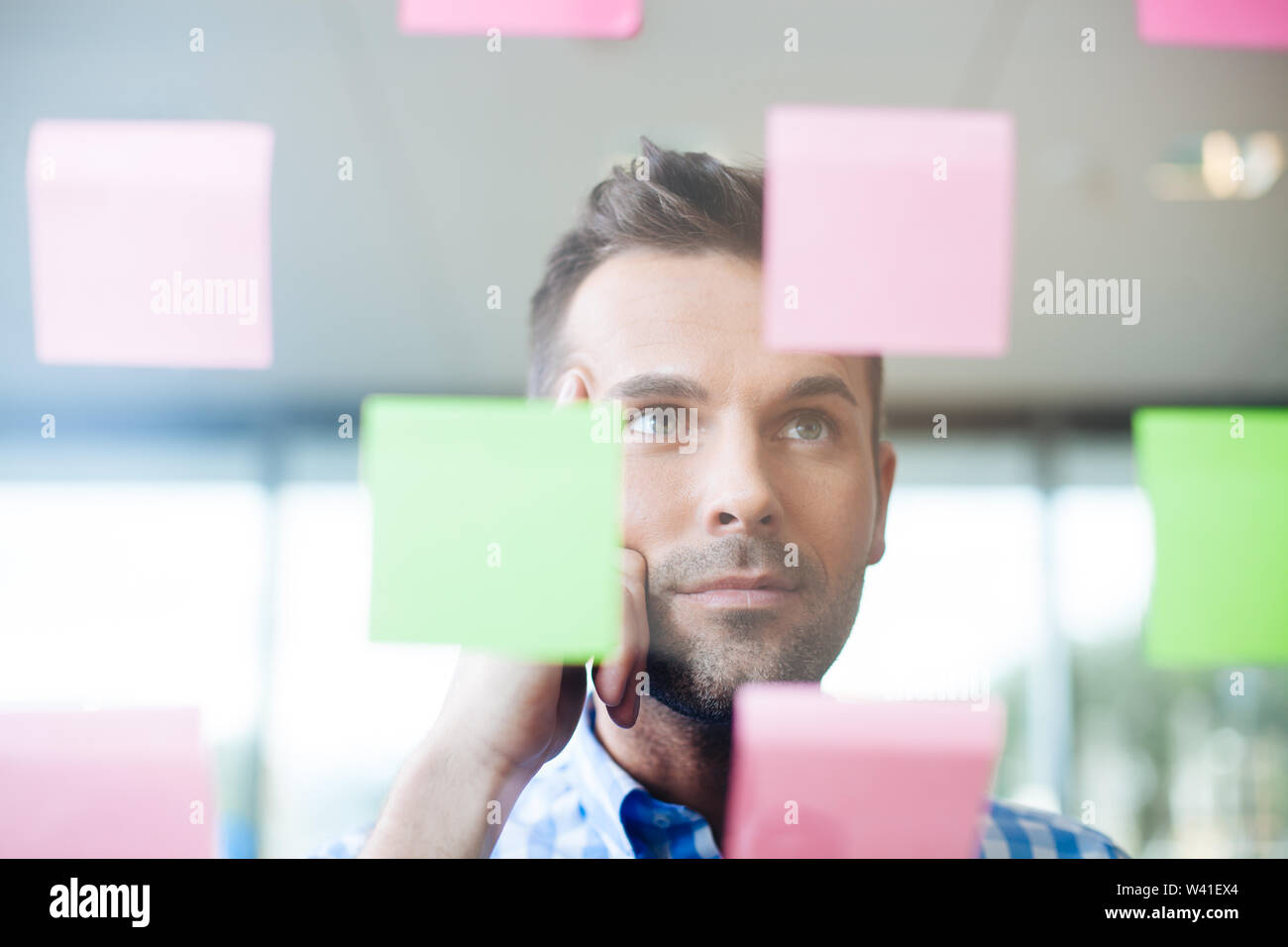 Person and sticky notes on wall hi-res stock photography and images - Alamy