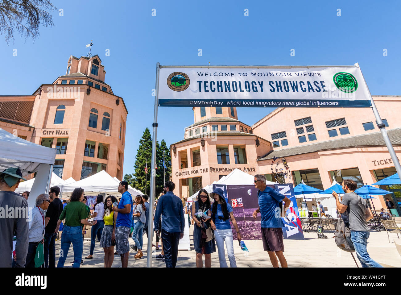 Technology showcase hi-res stock photography and images - Alamy