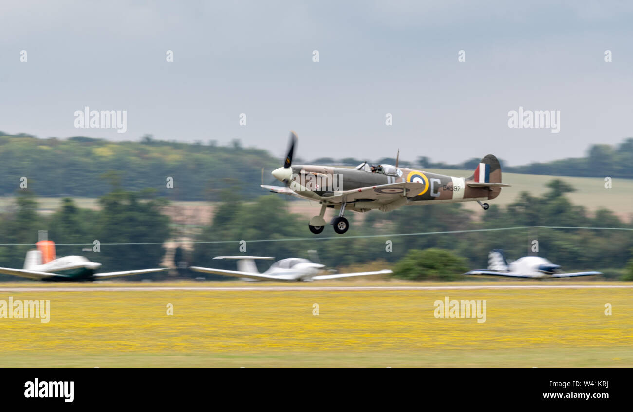 Mk IX Spitfire, MH434 lands at Duxford Stock Photo - Alamy