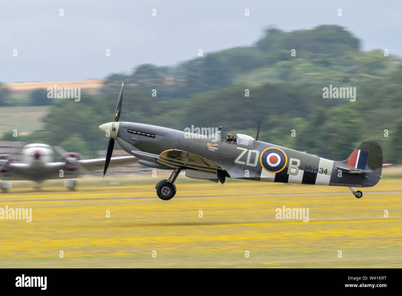 Mk IX Spitfire, MH434 lands at Duxford Stock Photo - Alamy