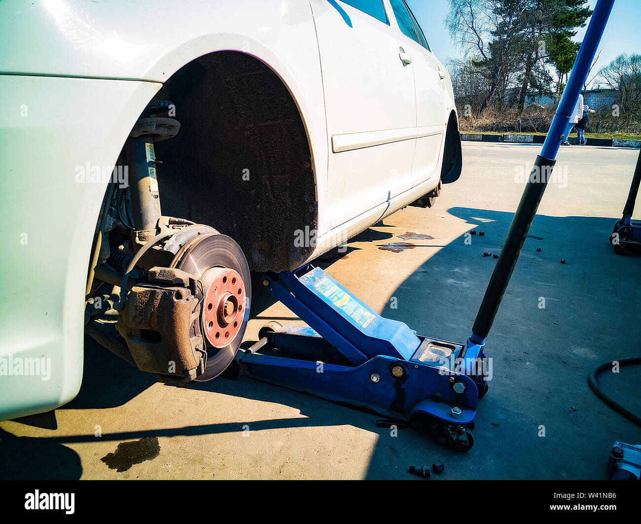 Car lift failure hi-res stock photography and images - Alamy
