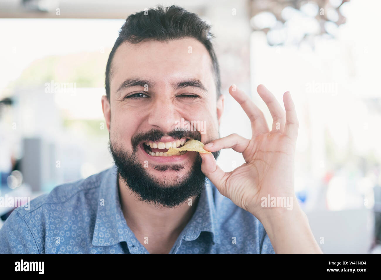 Arab man looking for restaurant hi-res stock photography and images - Alamy